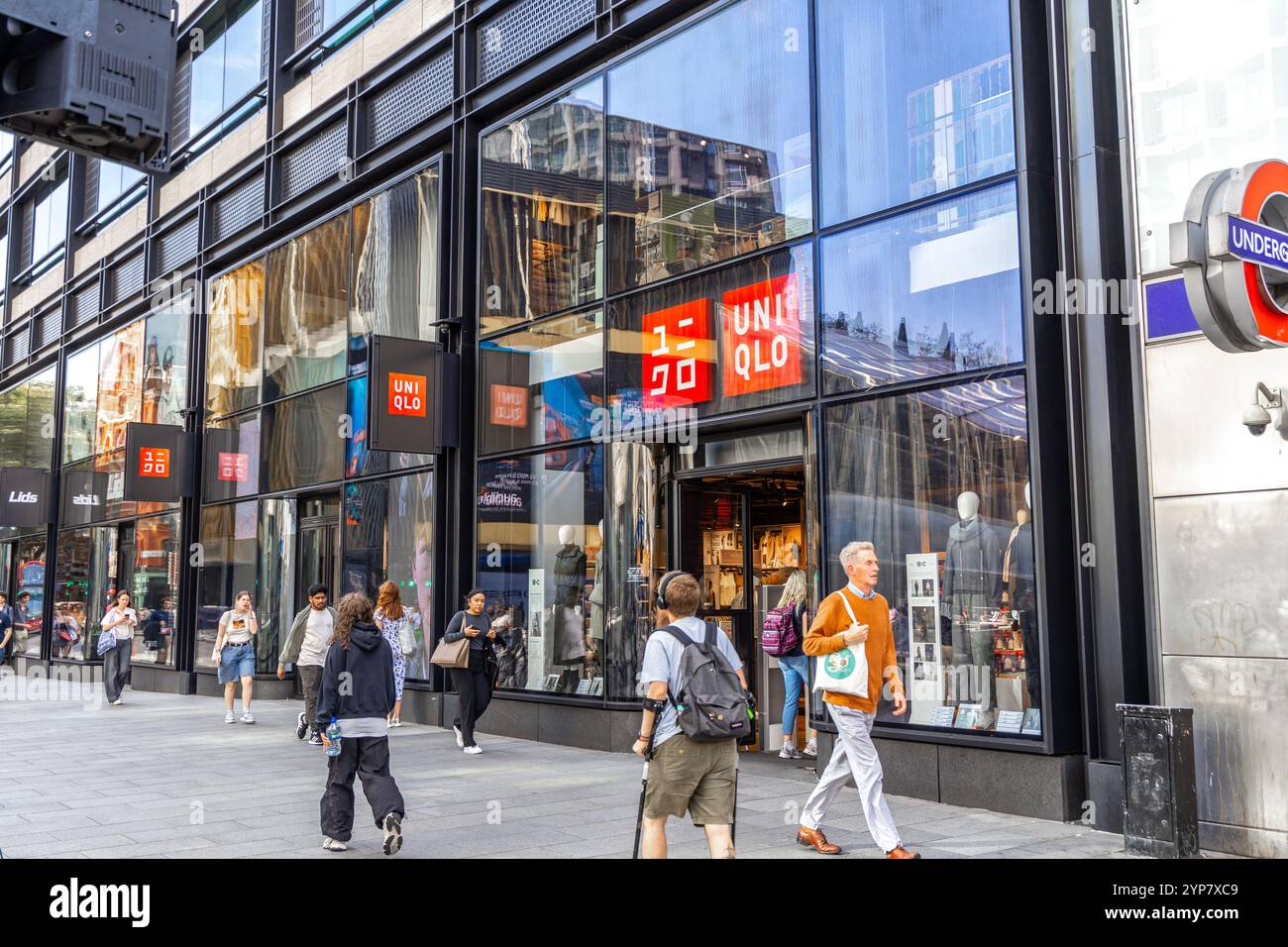 Uniqlo window display hi-res stock photography and images - Alamy
