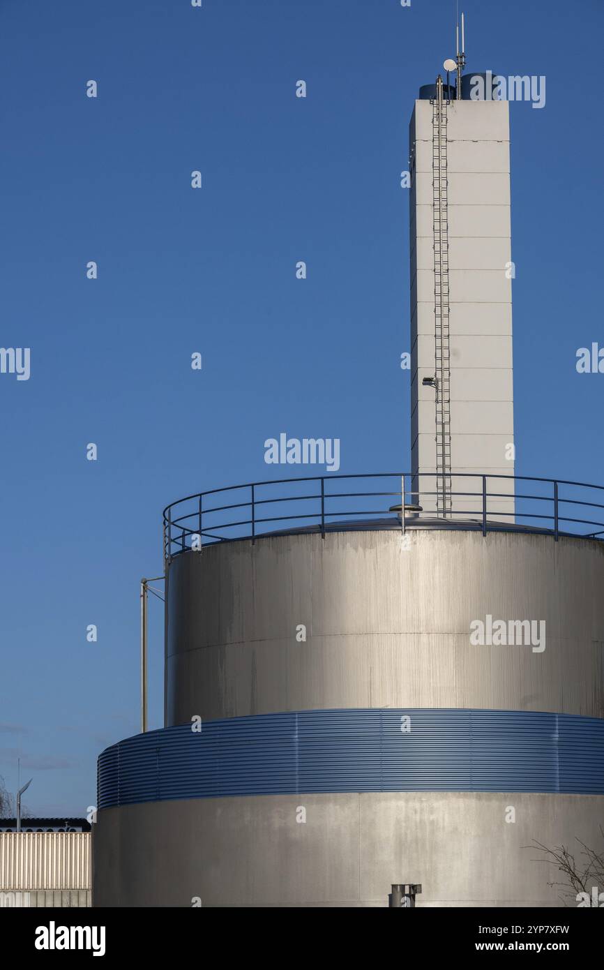 Large aluminum metal tank in the sun Stock Photo - Alamy