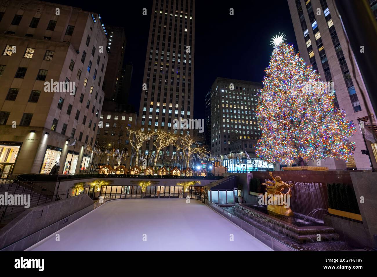 A stunning nighttime view of the Rockefeller Center Christmas tree ...