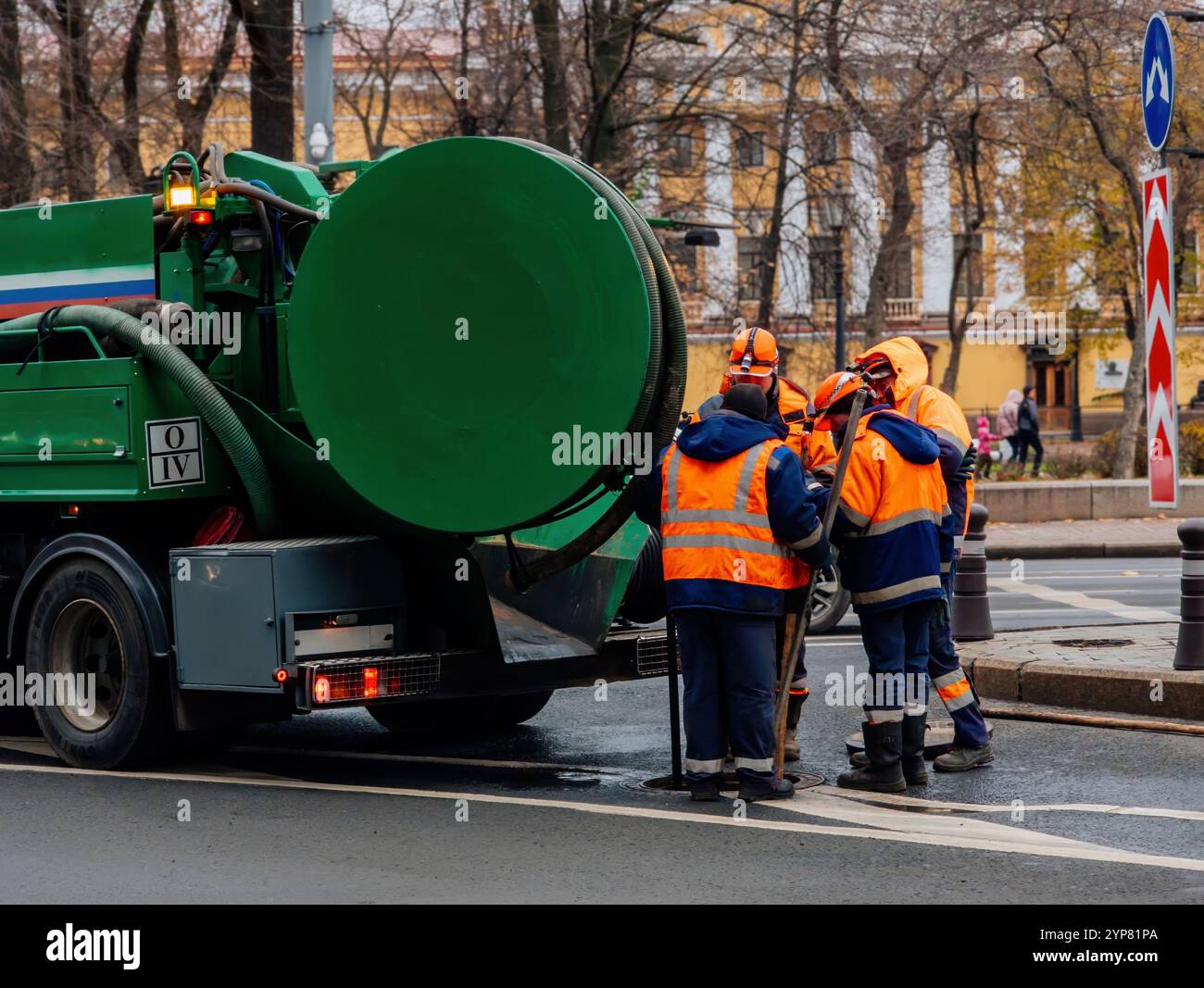 Sewer workers cleaning manhole and unblocking sewers Stock Photo - Alamy