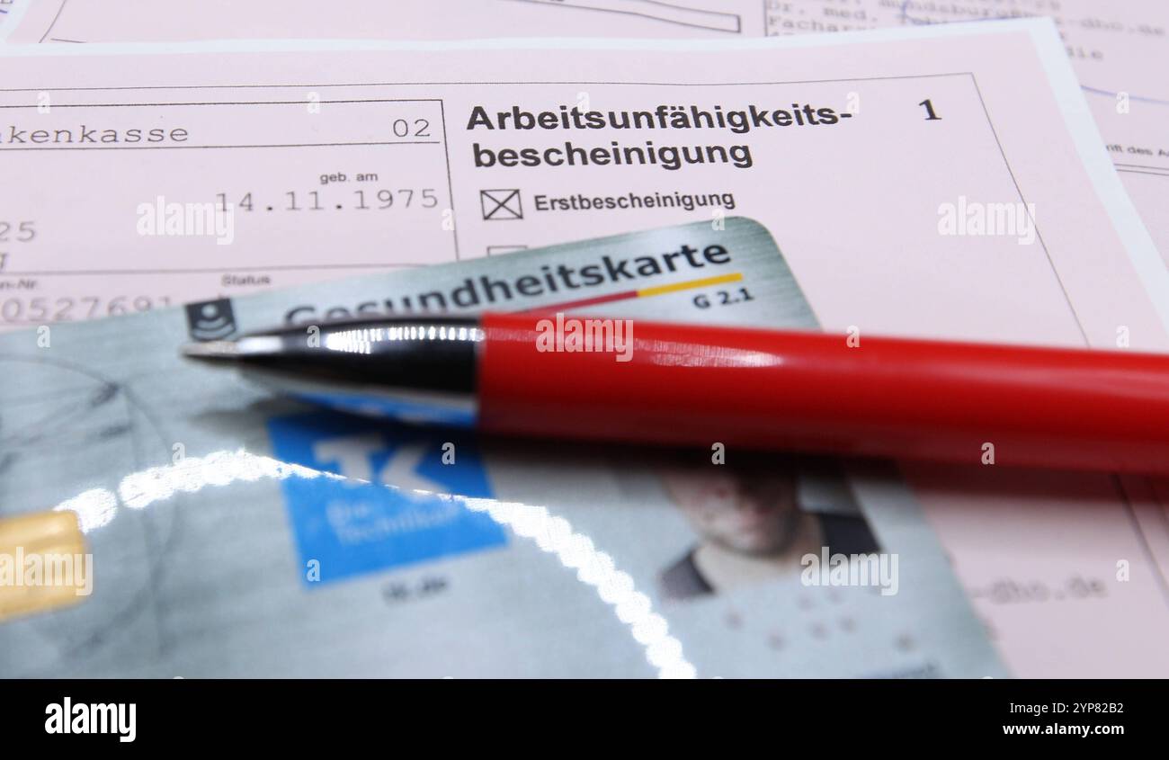 Eine Arbeitsunfähigkeitsbescheinigung liegt auf einem Tisch. Symbolbild ...