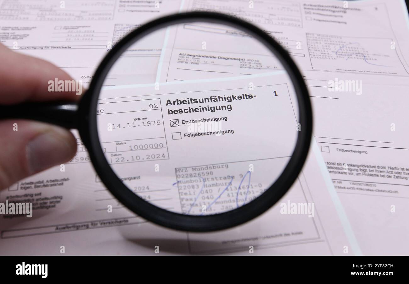 Eine Arbeitsunfähigkeitsbescheinigung liegt auf einem Tisch. Symbolbild ...