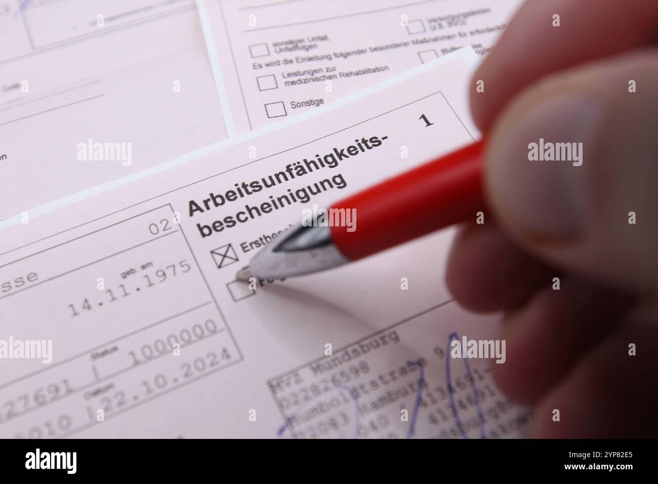 Eine Arbeitsunfähigkeitsbescheinigung liegt auf einem Tisch. Symbolbild ...