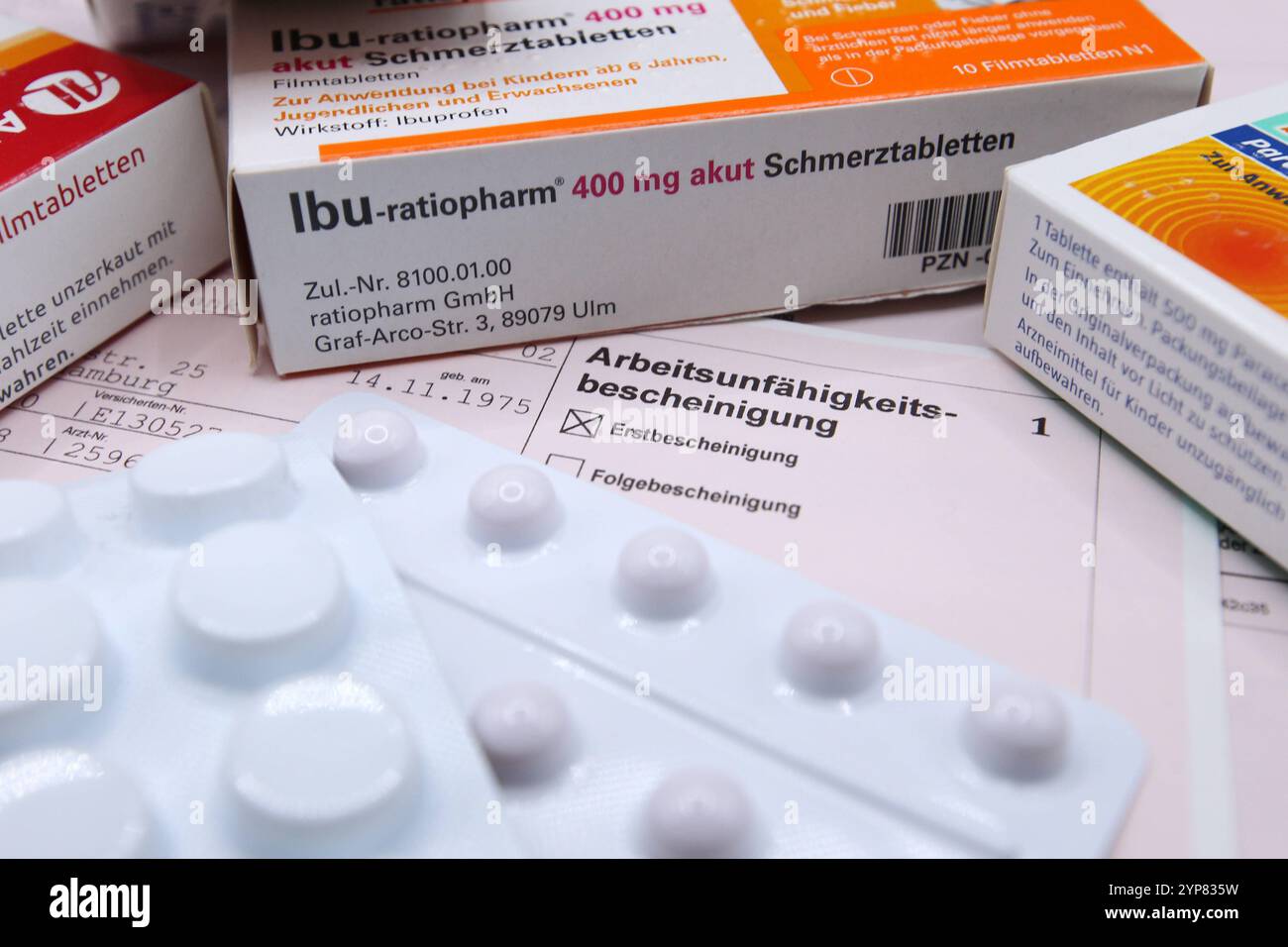 Eine Arbeitsunfähigkeitsbescheinigung liegt auf einem Tisch. Symbolbild ...