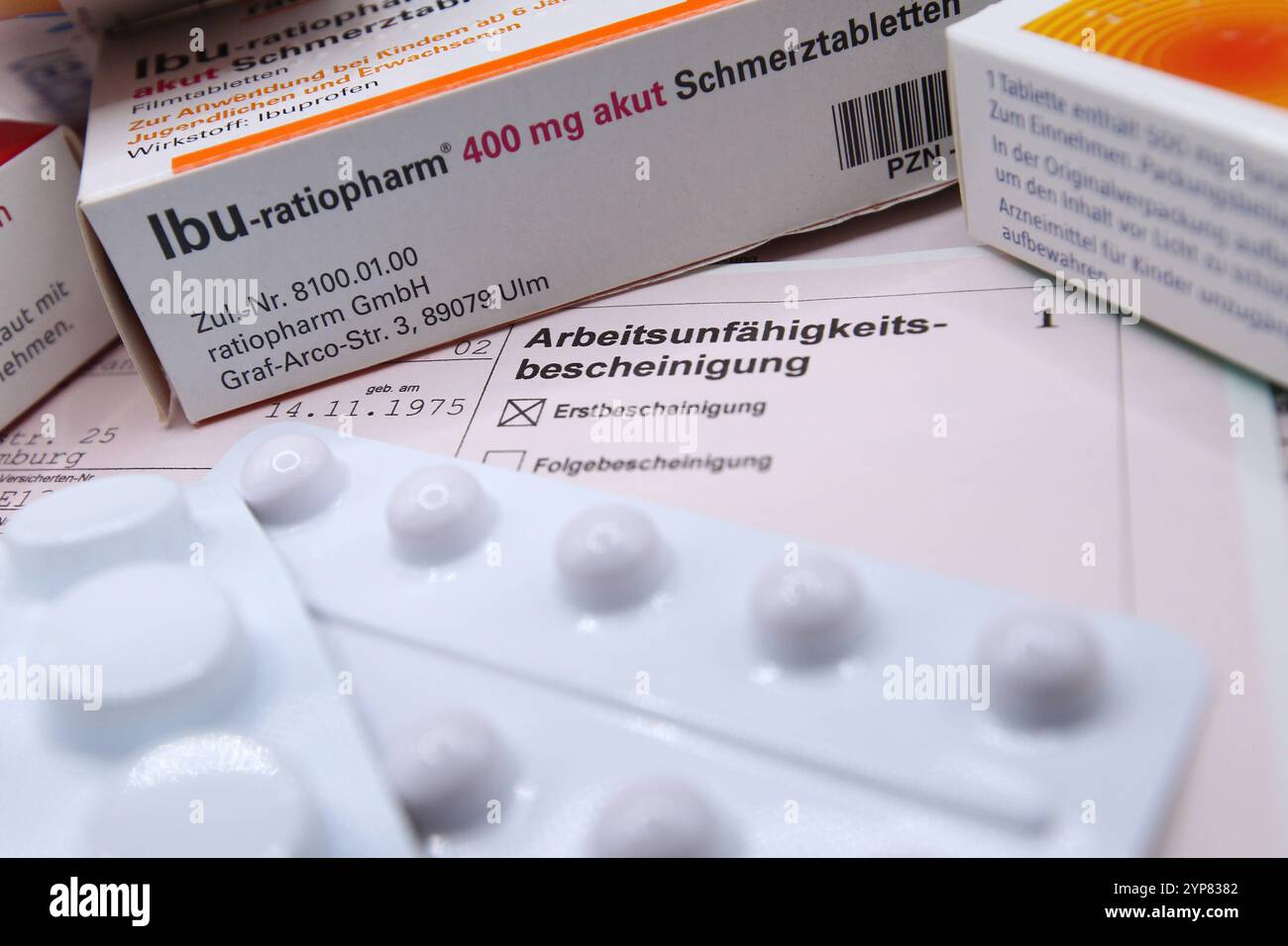 Eine Arbeitsunfähigkeitsbescheinigung liegt auf einem Tisch. Symbolbild ...