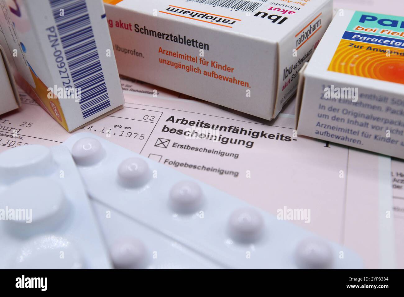 Eine Arbeitsunfähigkeitsbescheinigung liegt auf einem Tisch. Symbolbild ...