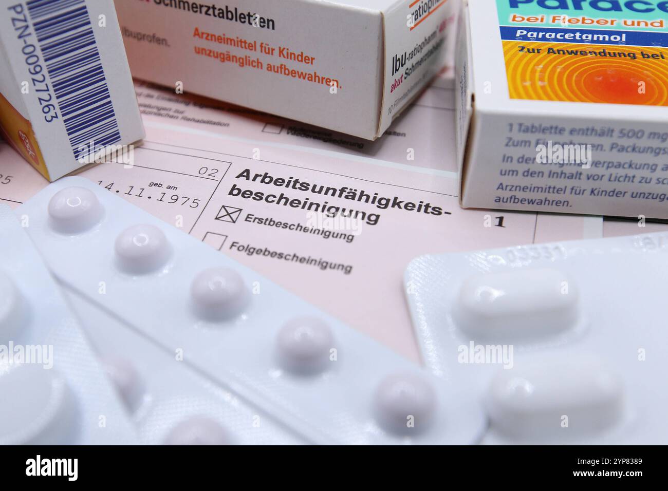 Eine Arbeitsunfähigkeitsbescheinigung liegt auf einem Tisch. Symbolbild ...