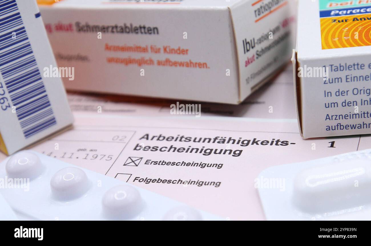 Eine Arbeitsunfähigkeitsbescheinigung liegt auf einem Tisch. Symbolbild ...