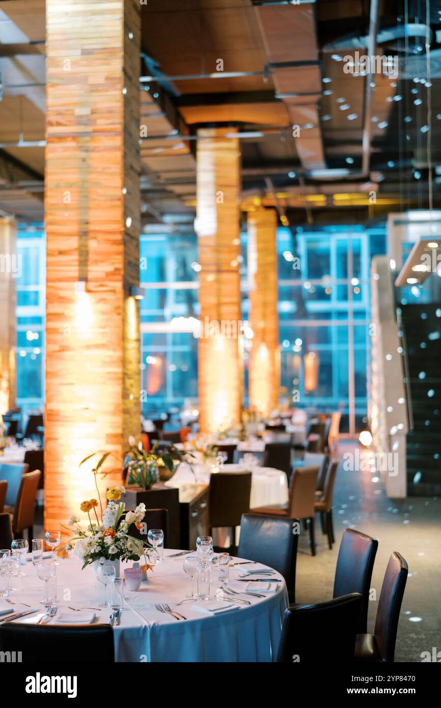Restaurant lighting columns hi-res stock photography and images - Alamy