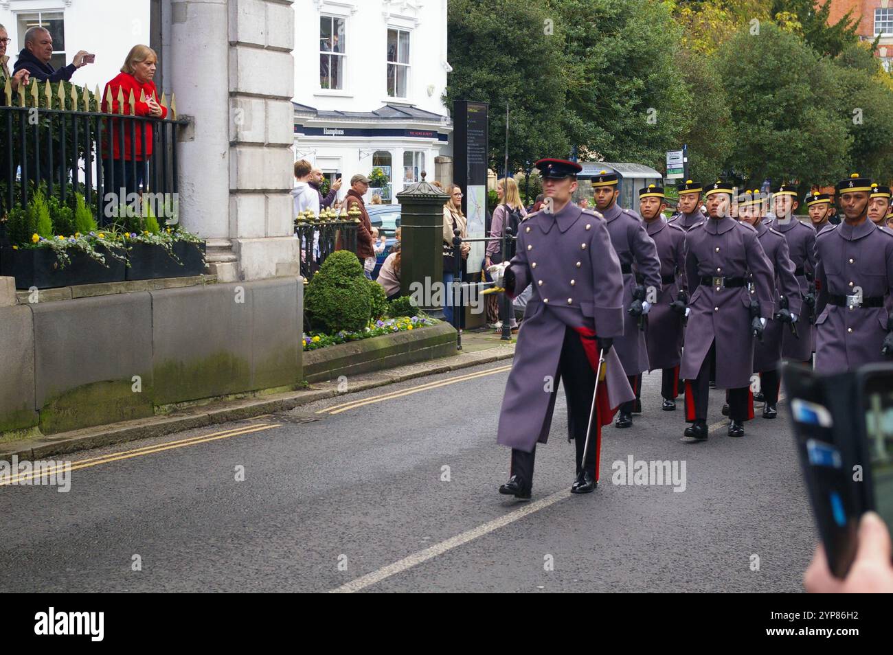 Windsor high street castle hi-res stock photography and images - Alamy