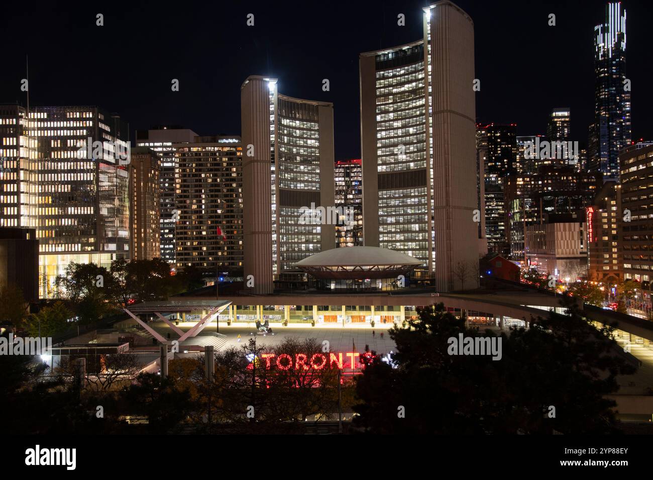 Downtown toronto nighttime building hi-res stock photography and images ...