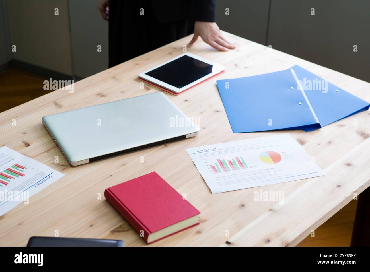 Messy desk at work Stock Photo - Alamy
