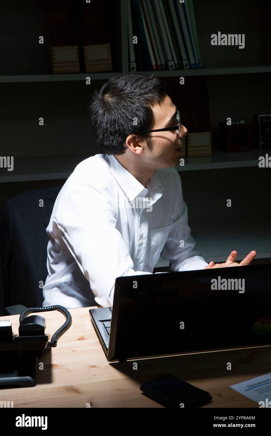 Japanese office overtime hi-res stock photography and images - Alamy