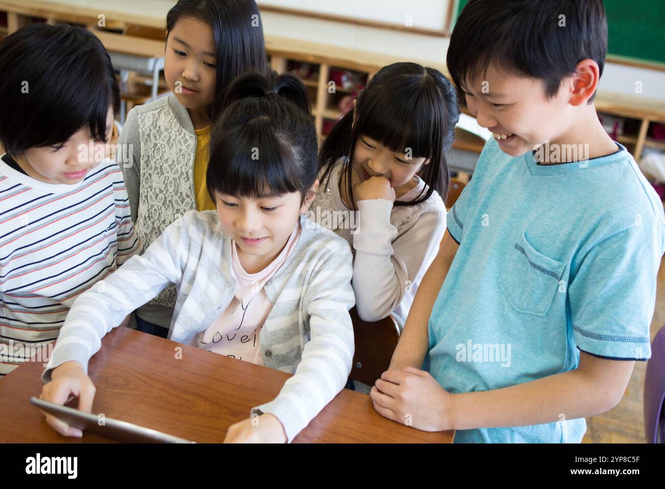 Primary school children using a tablet Stock Photo - Alamy