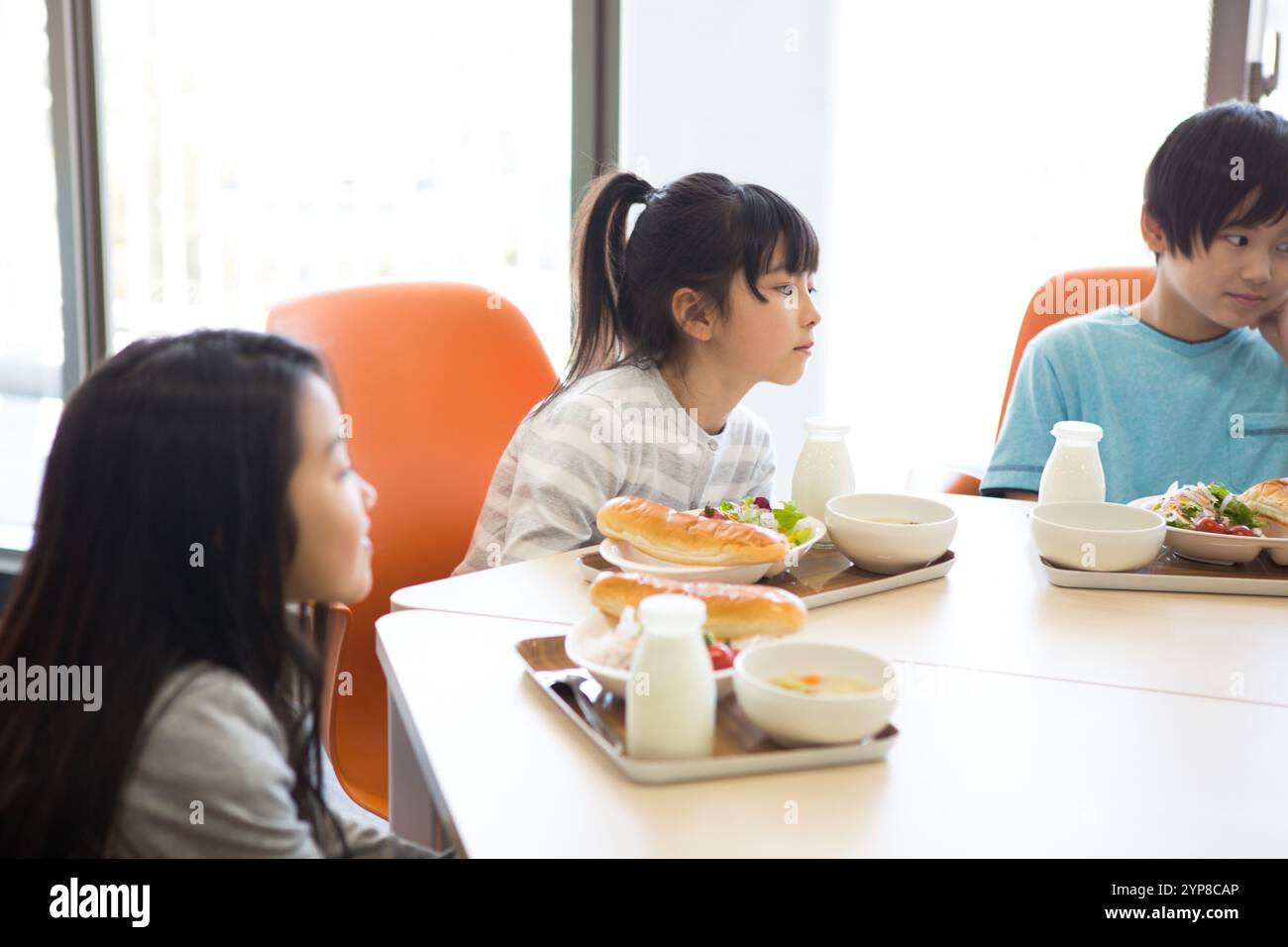 Primary school children eating school lunch Stock Photo - Alamy