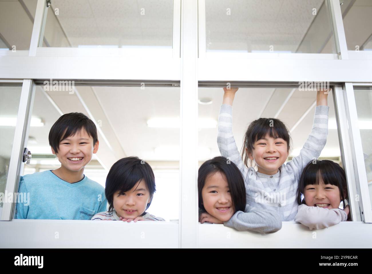 Children outside window hi-res stock photography and images - Alamy
