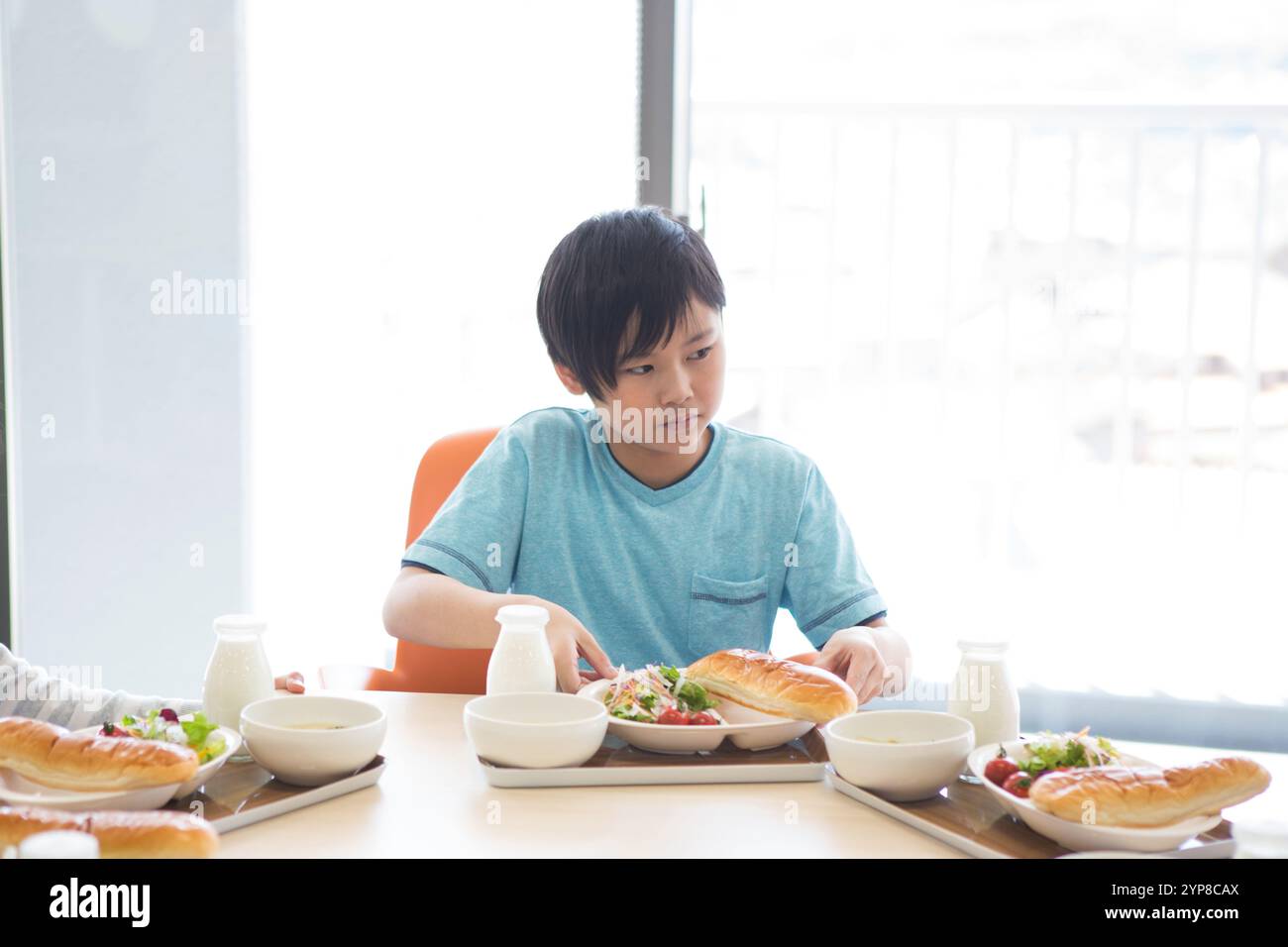 Primary school children eating school lunch Stock Photo - Alamy
