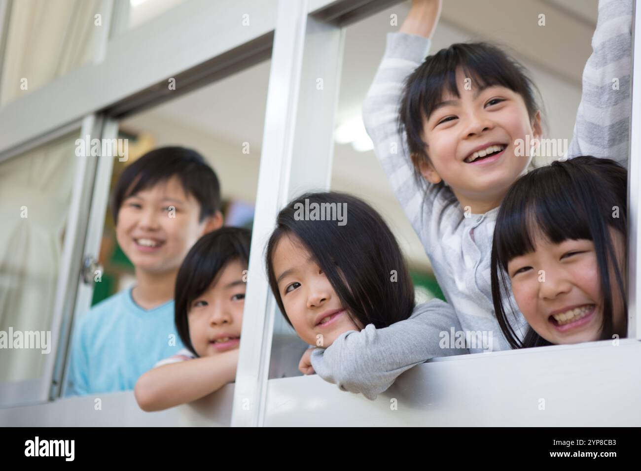 Children looking out window school hi-res stock photography and images ...