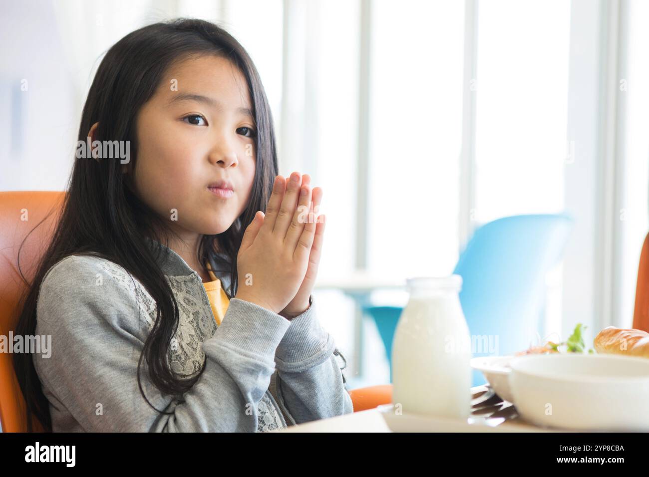 Primary school children eating school lunch Stock Photo - Alamy