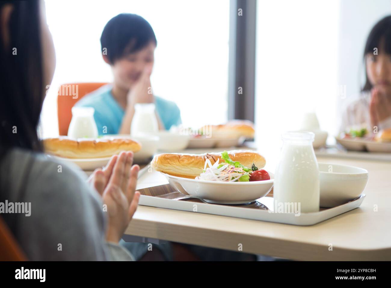 Primary school children eating school lunch Stock Photo - Alamy