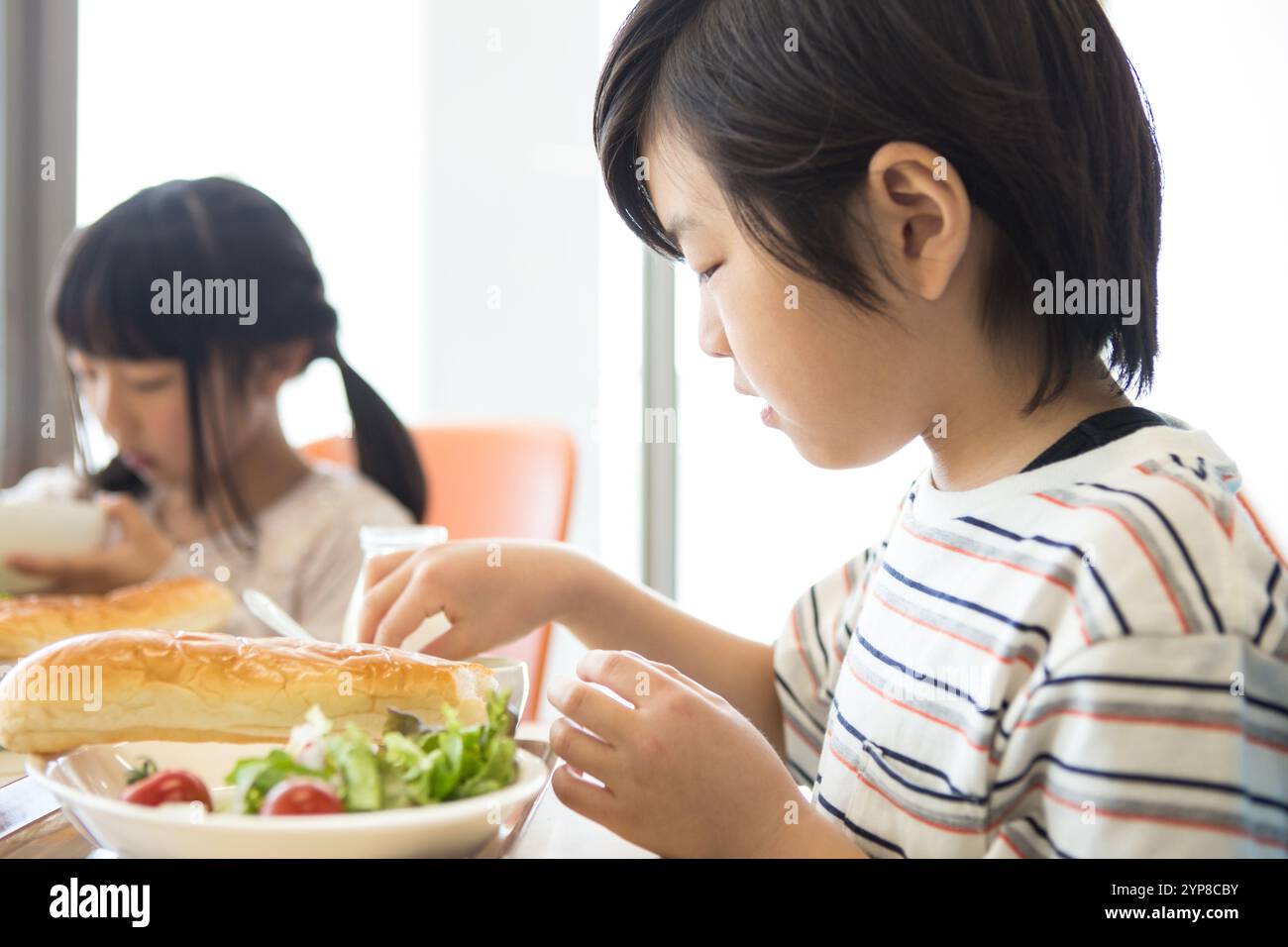 Primary school children eating school lunch Stock Photo - Alamy