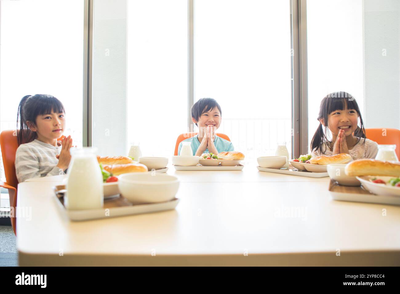 Primary school children eating school lunch Stock Photo - Alamy