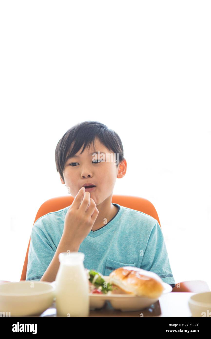 Primary school children eating school lunch Stock Photo - Alamy