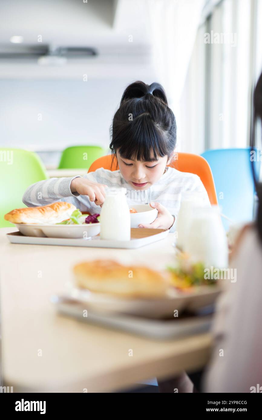 Primary school children eating school lunch Stock Photo - Alamy
