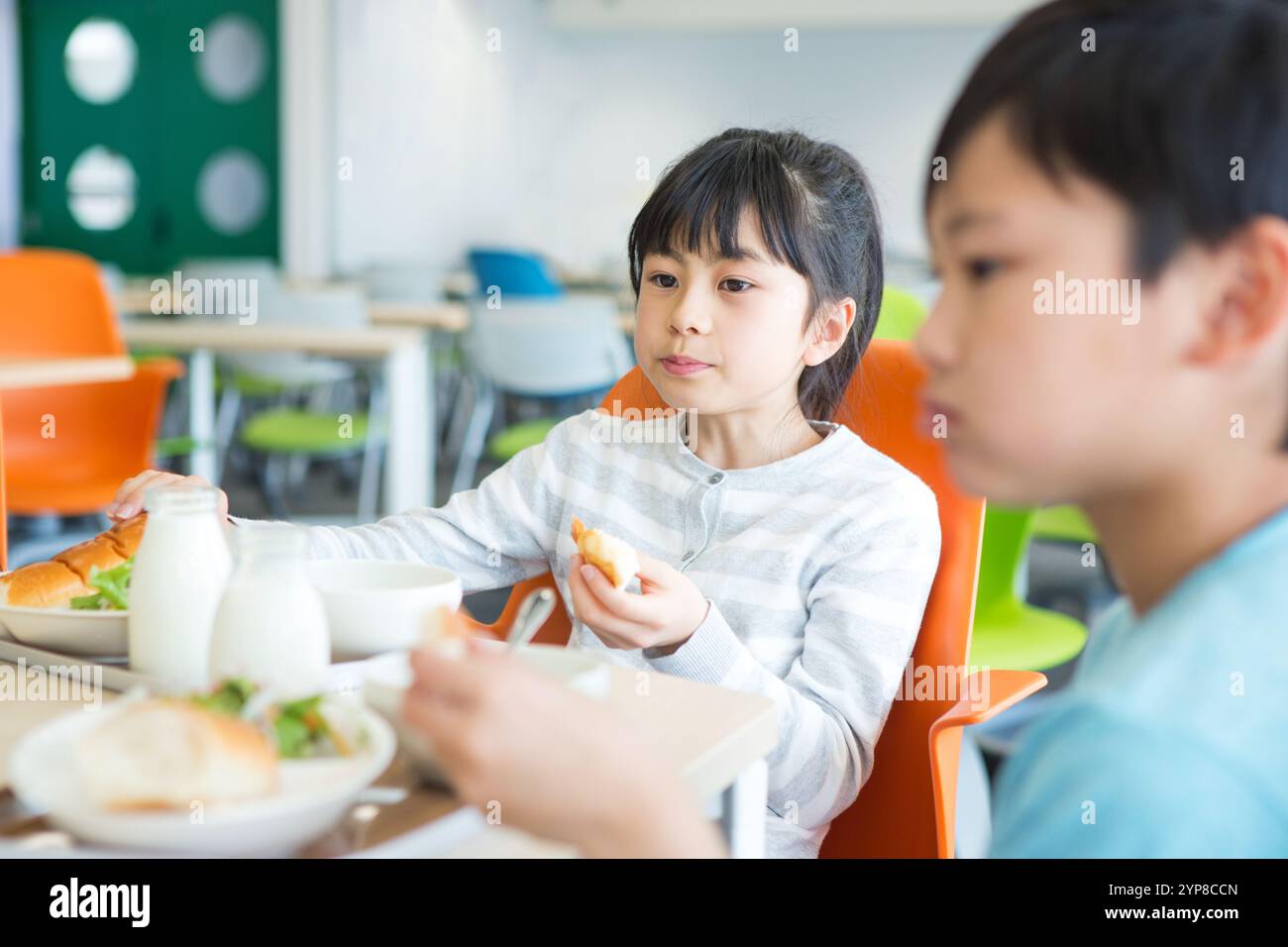 Primary school children eating school lunch Stock Photo - Alamy