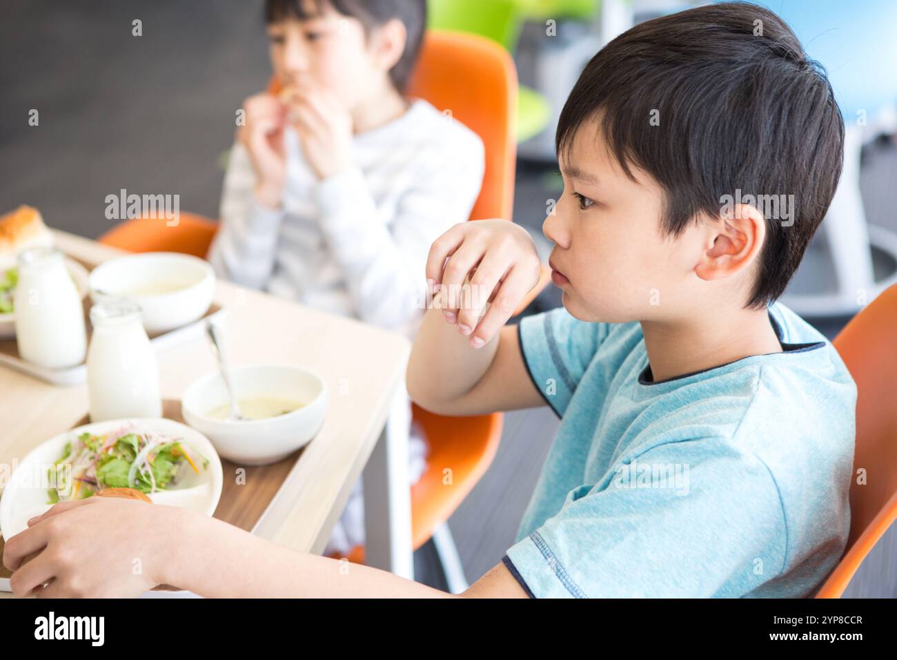 Primary school children eating school lunch Stock Photo - Alamy
