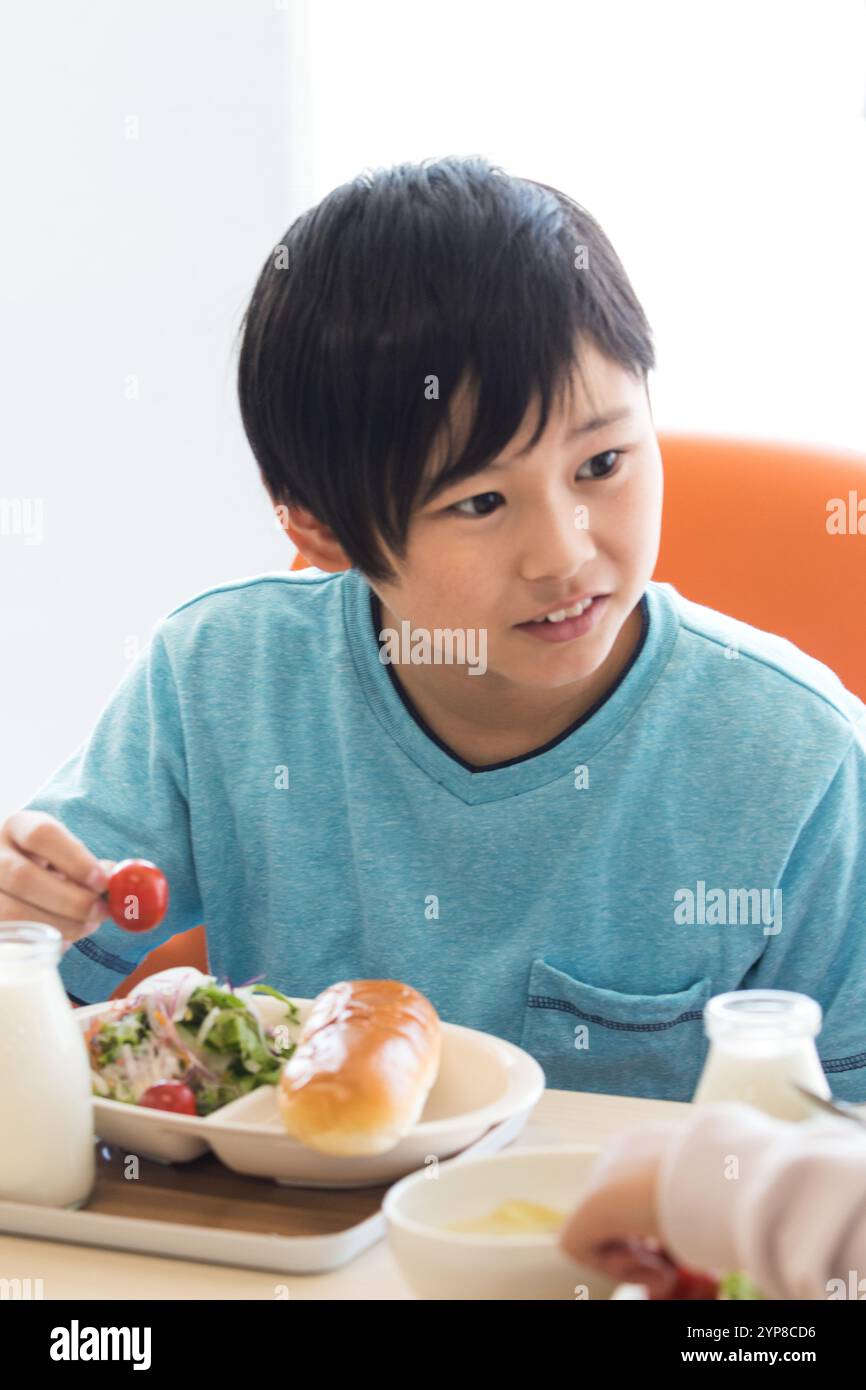 Primary school children eating school lunch Stock Photo - Alamy
