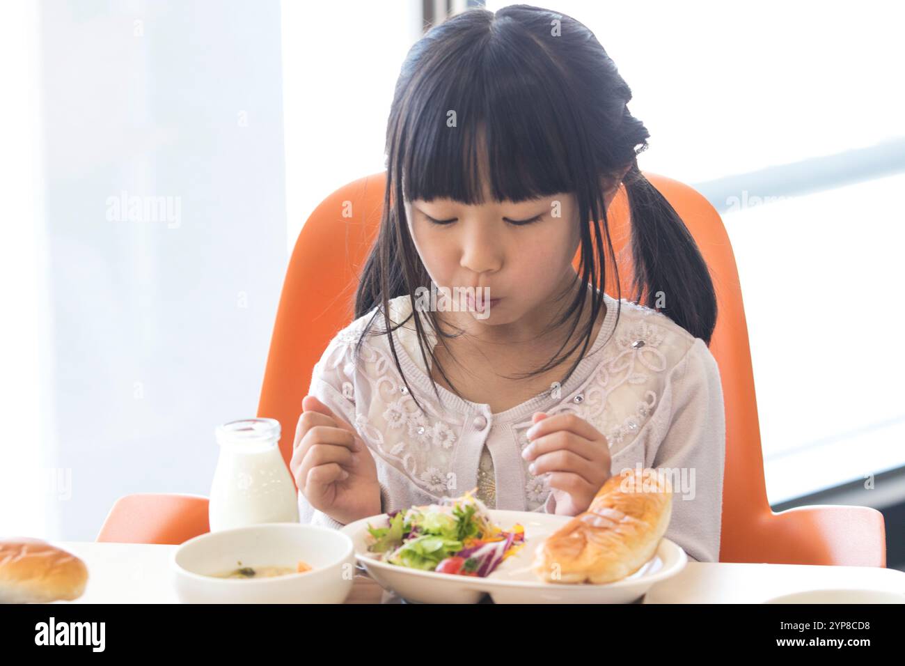 Primary school children eating school lunch Stock Photo - Alamy