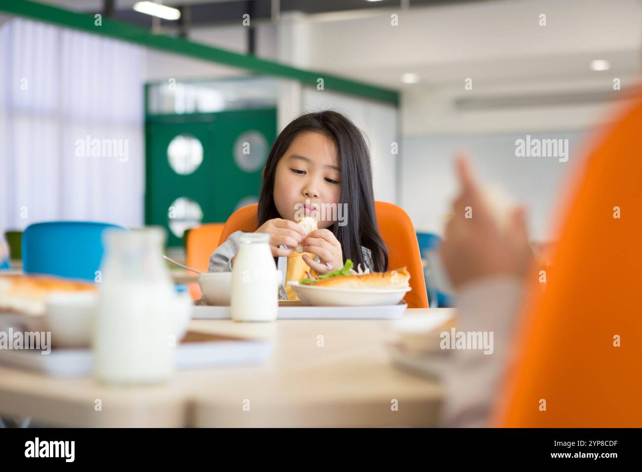 Primary school children eating school lunch Stock Photo - Alamy