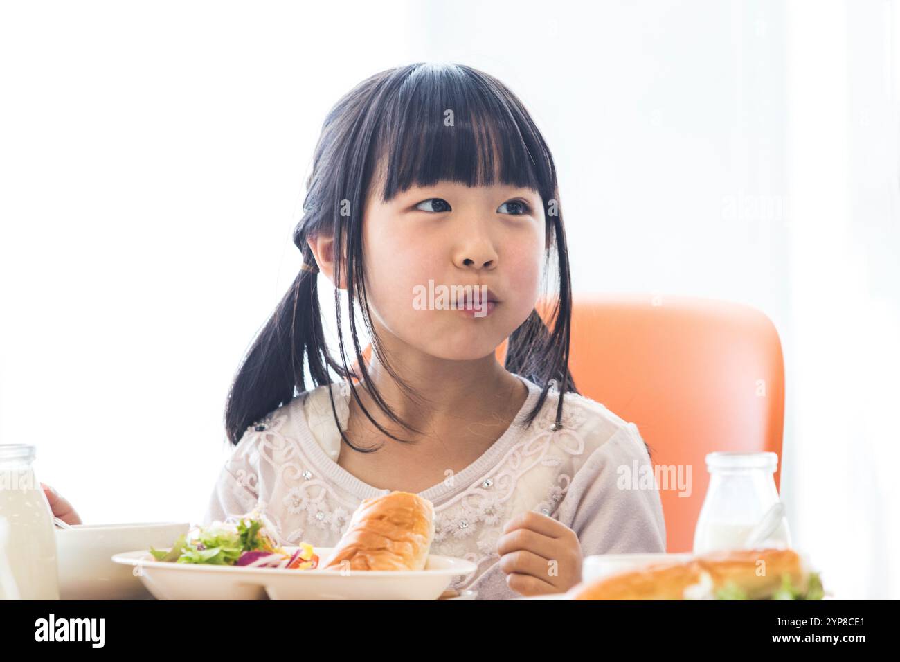 Primary school children eating school lunch Stock Photo - Alamy