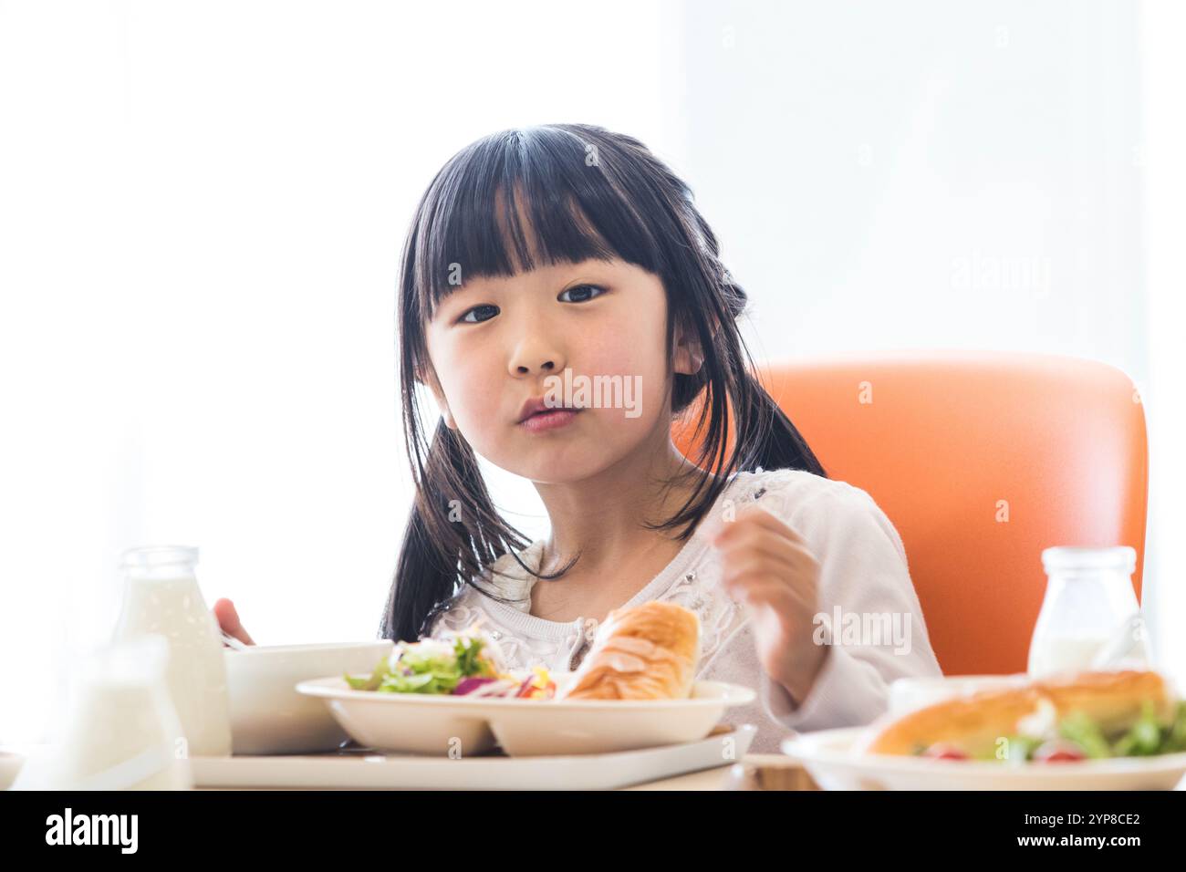 Primary school children eating school lunch Stock Photo - Alamy