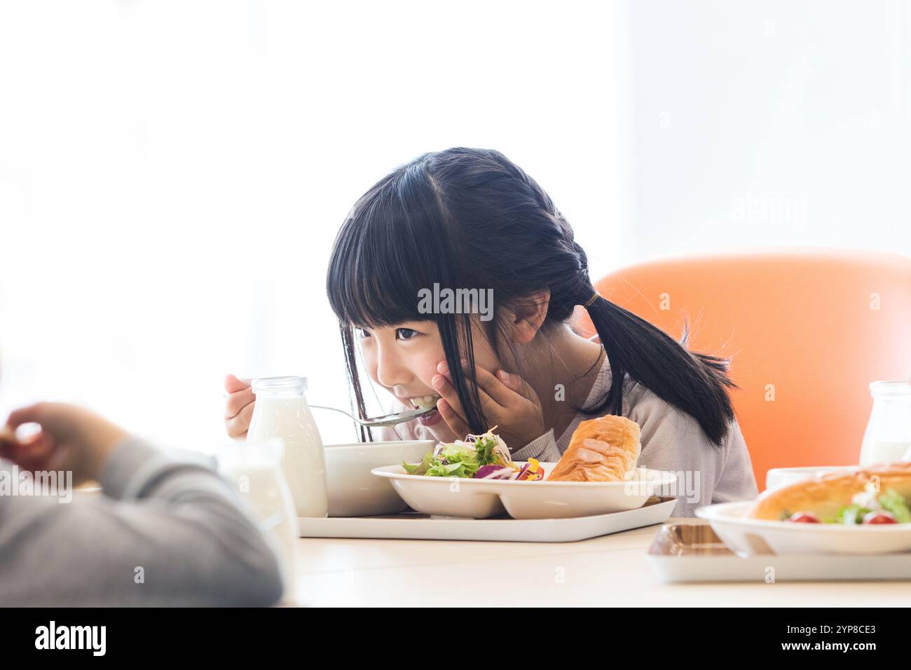 Primary school children eating school lunch Stock Photo - Alamy