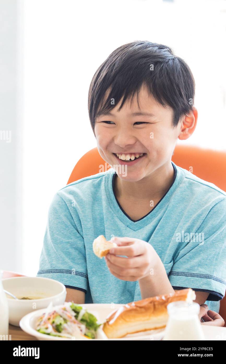 Primary school children eating school lunch Stock Photo - Alamy