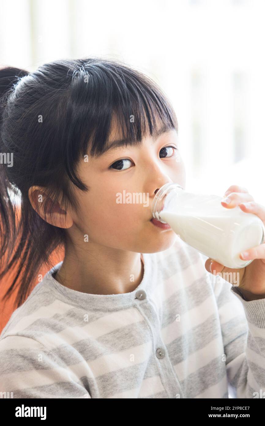 Primary school children eating school lunch Stock Photo - Alamy