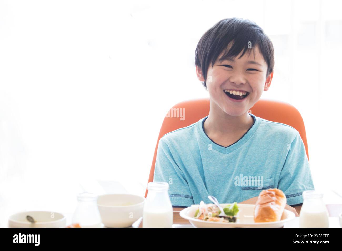 Primary school children eating school lunch Stock Photo - Alamy