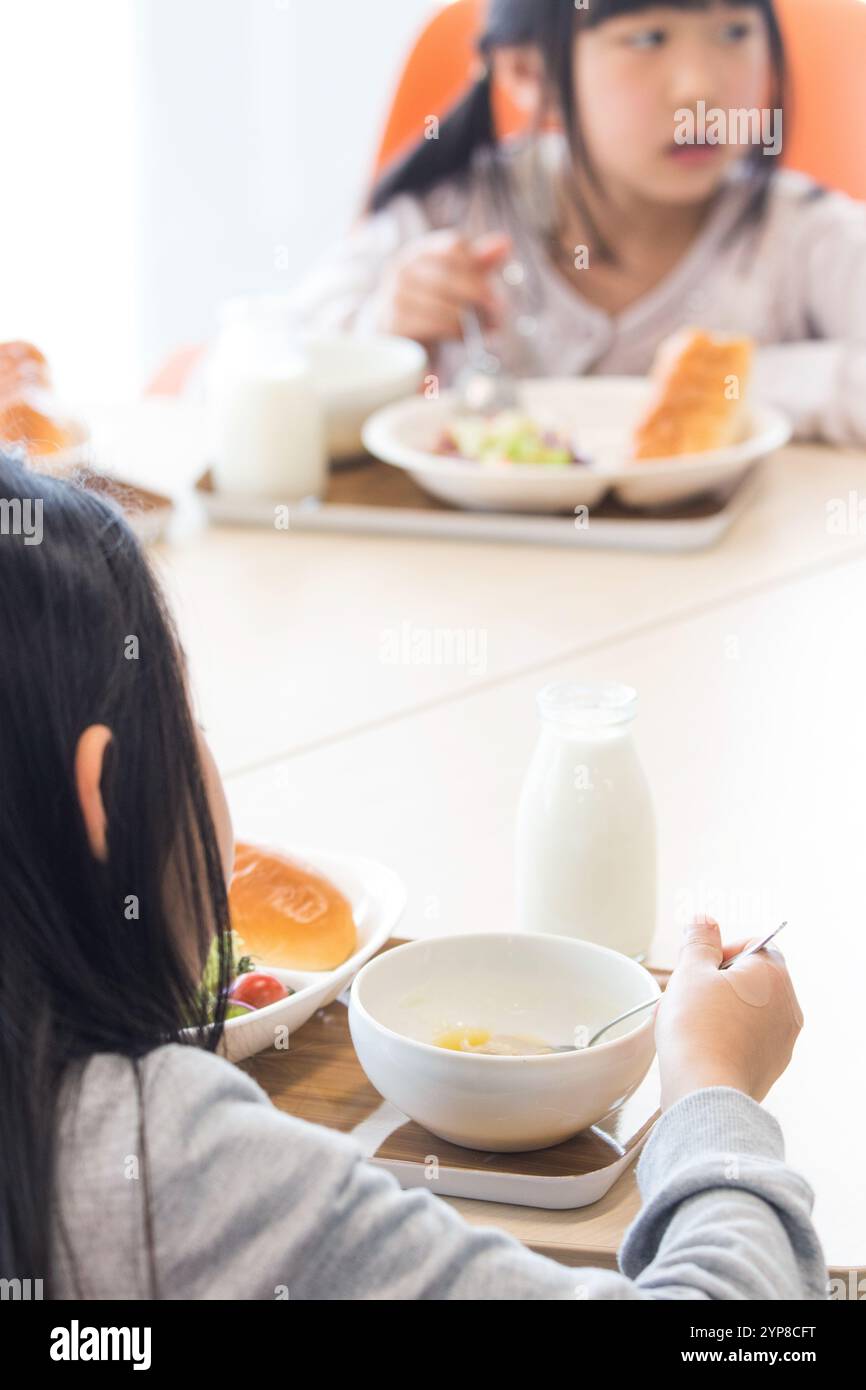 Primary school children eating school lunch Stock Photo - Alamy
