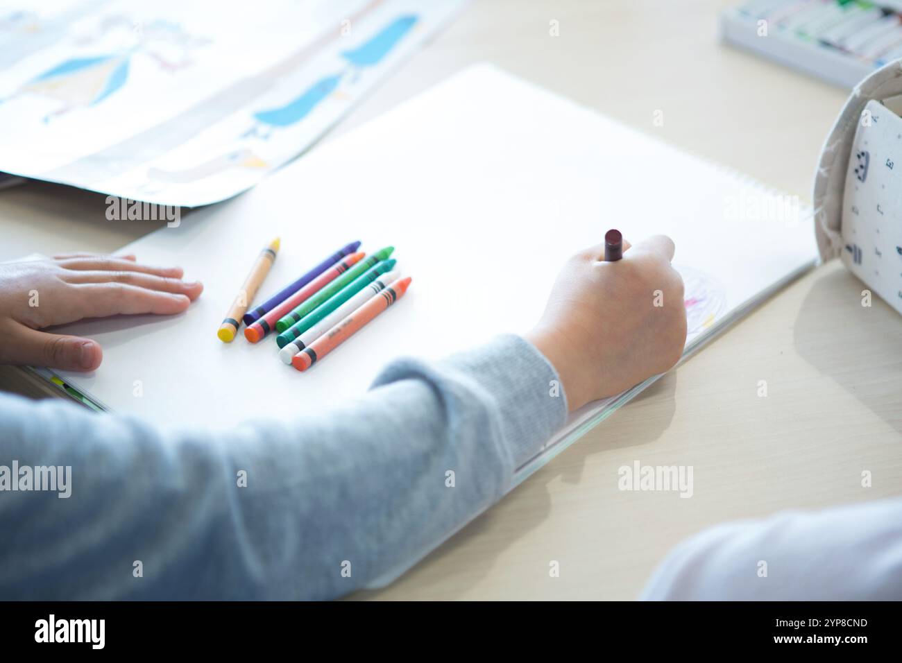 Primary school children doing arts and crafts Stock Photo - Alamy