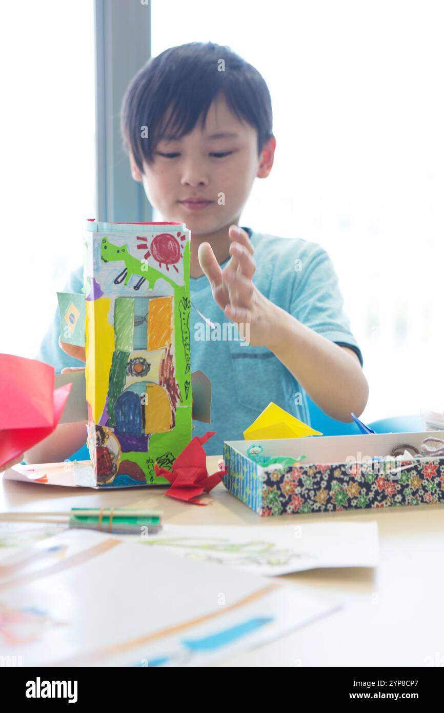 Primary school children doing arts and crafts Stock Photo - Alamy