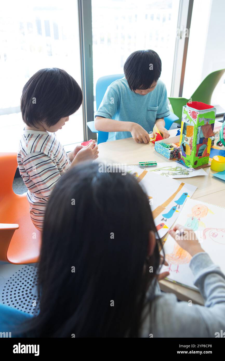 Primary school children doing arts and crafts Stock Photo - Alamy