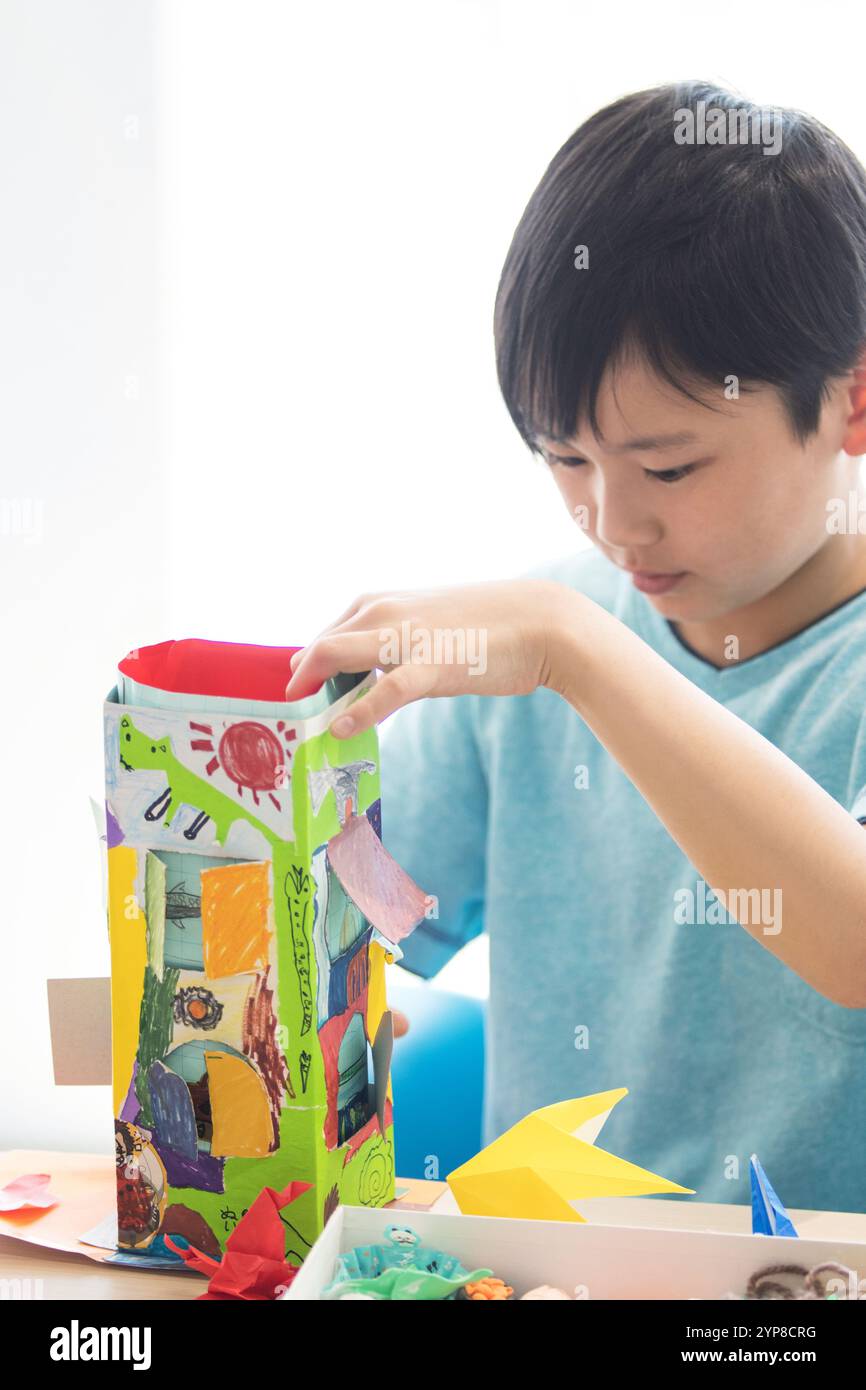 Primary school children doing arts and crafts Stock Photo - Alamy