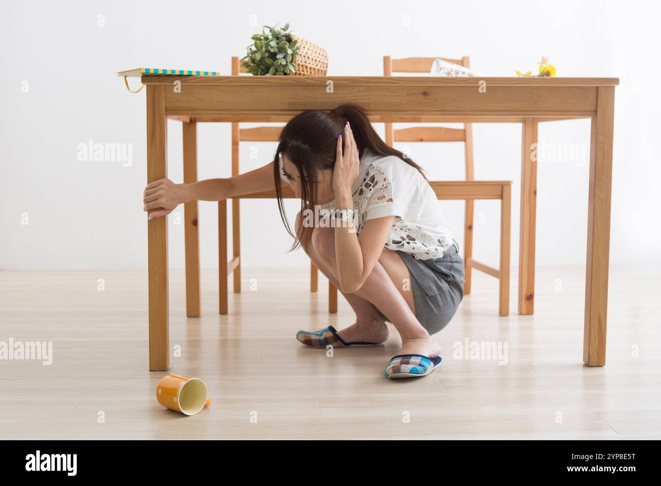 Under table earthquake hi-res stock photography and images - Alamy