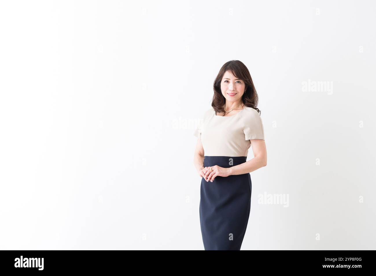 Middle woman standing pose Stock Photo - Alamy