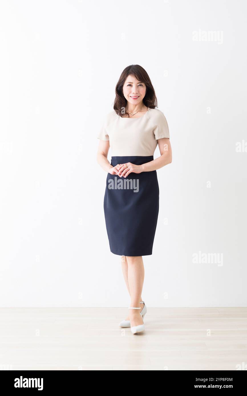 Middle woman standing pose Stock Photo - Alamy