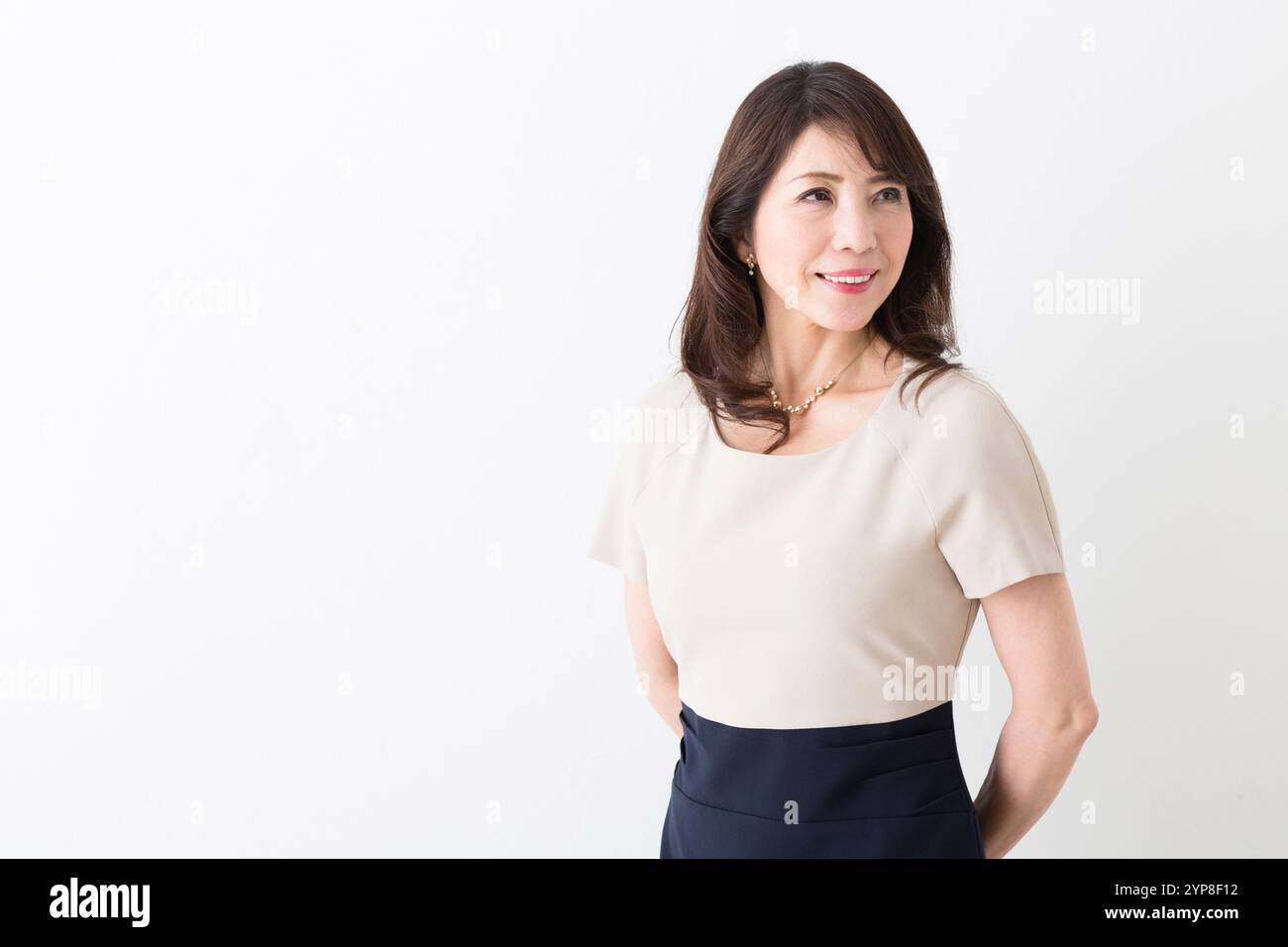 Middle woman standing pose Stock Photo - Alamy