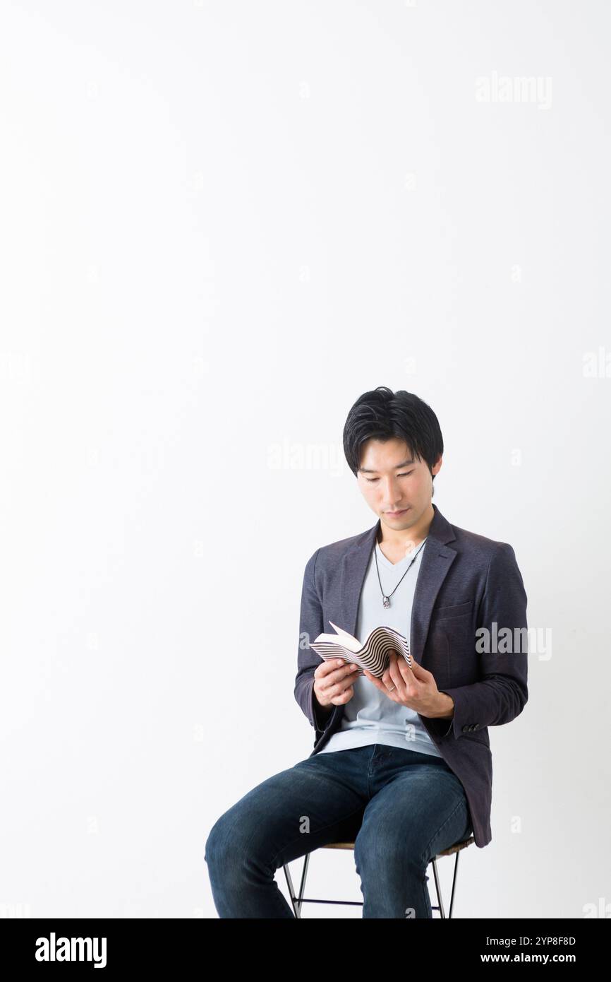 Reading pose hi-res stock photography and images - Alamy