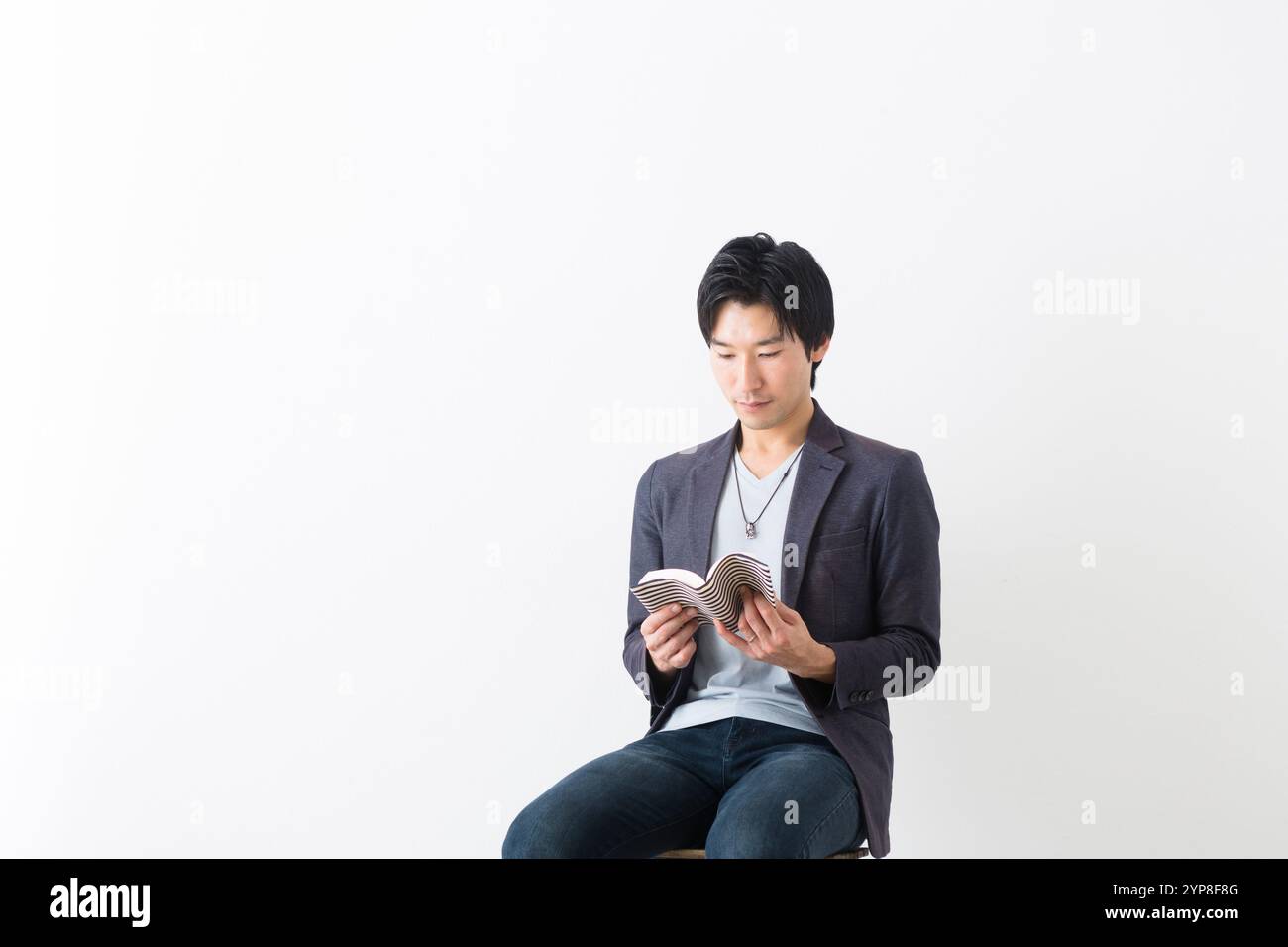 Reading pose hi-res stock photography and images - Alamy